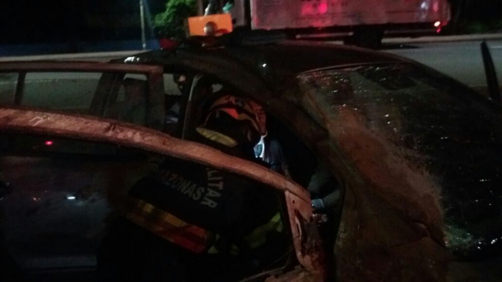 Duas pessoas ficam presas em ferragens em capotamento na avenida Brasil – Portal do Marcos ...