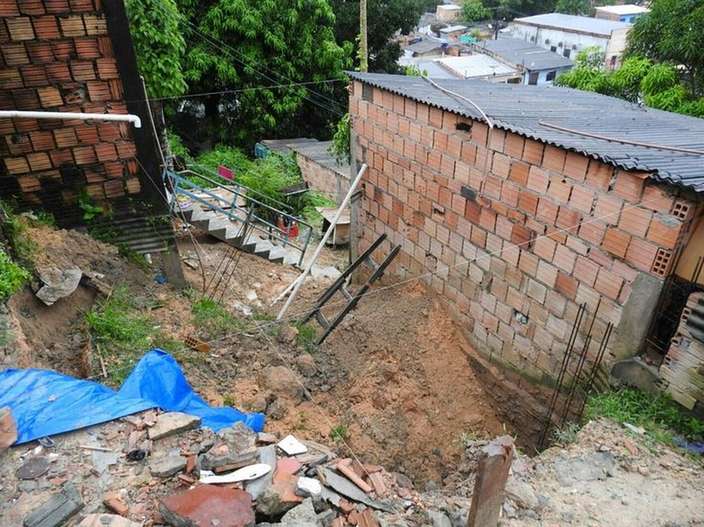 Forte chuva causa deslizamentos de terra em Manaus nesta sexta – Portal ... Forte chuva causa deslizamentos de terra em Manaus nesta sexta – Portal ...