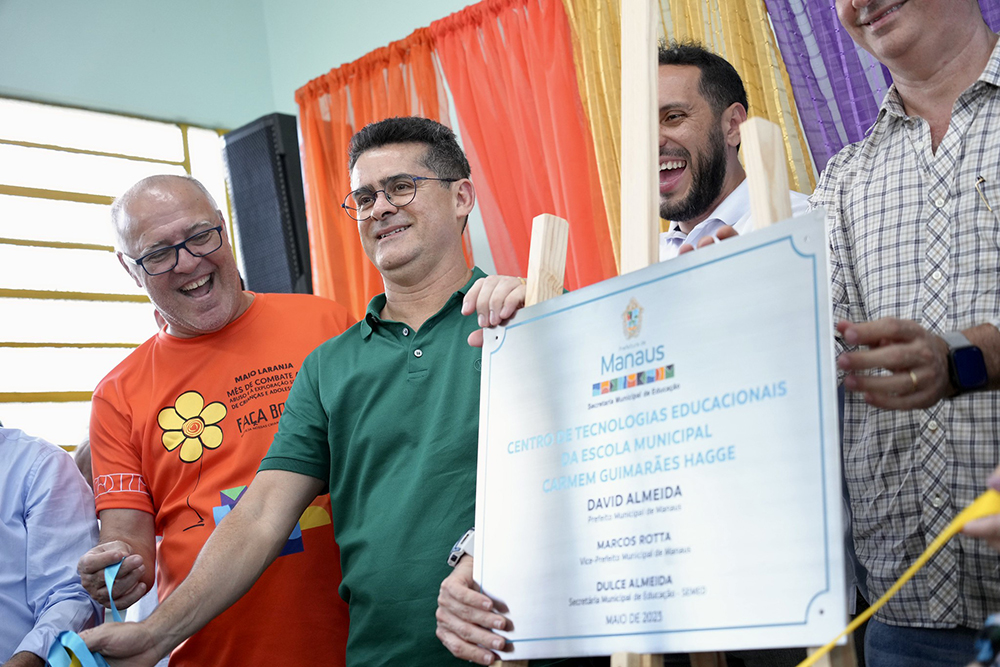 David Almeida reinaugura a escola municipal Carmem Guimarães Hagge, na ...