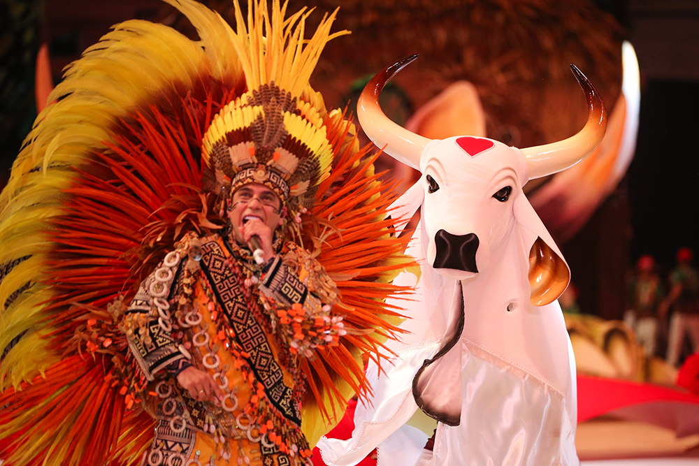 56º Festival de Parintins começa com o Garantido e seu manifesto dos ...