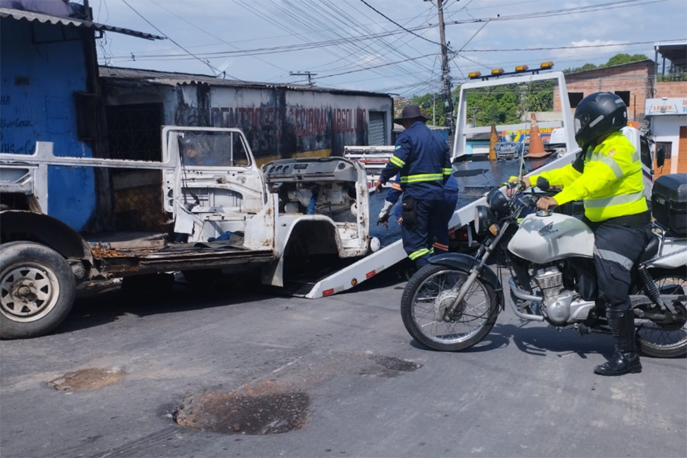 IMMU remove veículos sucateados para liberar calçadas no bairro Cidade ...