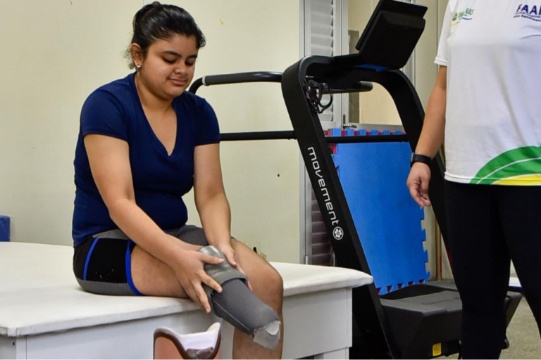 Paciente do RespirAR com membro inferior amputado volta a andar com ...